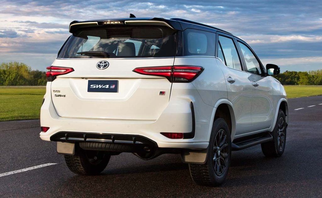 Toyota presentó la nueva SW4 GR-Sport en Argentina: precio y ...