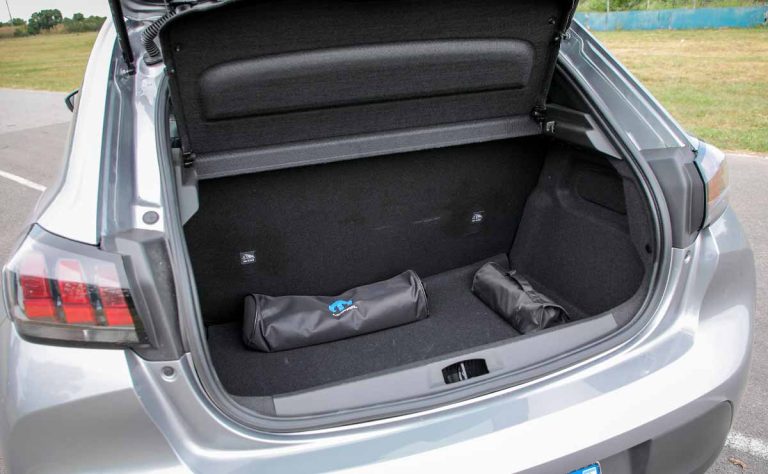 Test Drive Peugeot 208 Road Trip | Auto Test