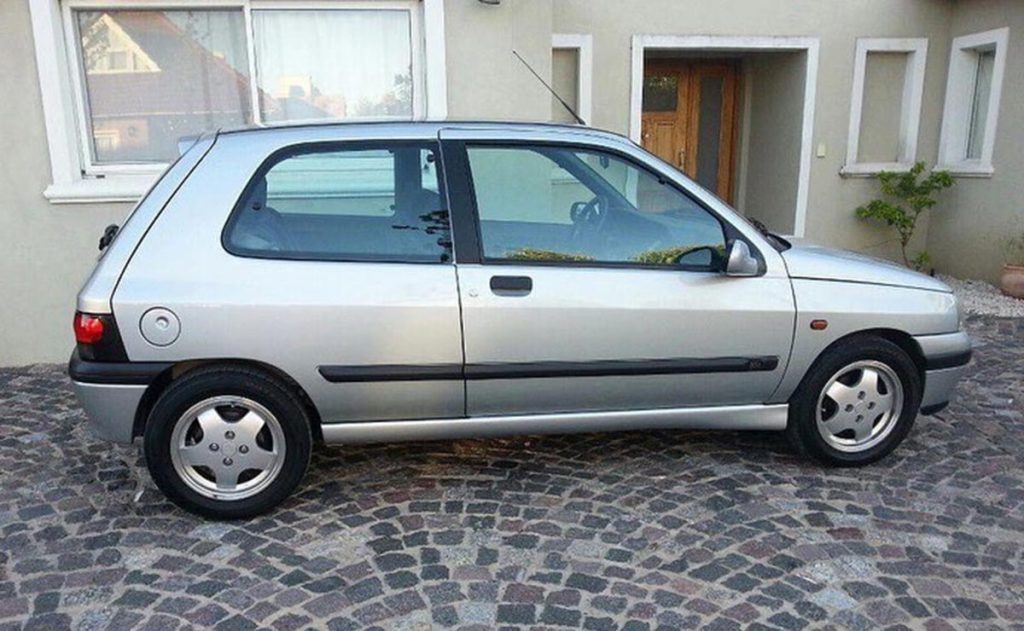 El “falso” Williams: un Renault Clio RSi de 1996 con 25.000 kilómetros
