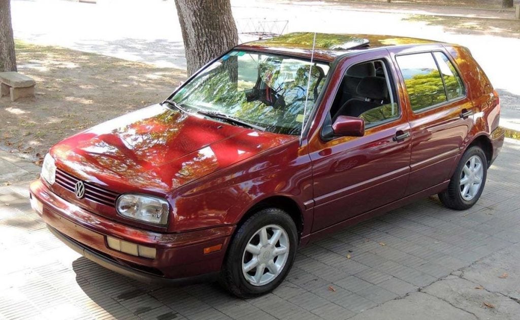 El auto que inició la saga Volkswagen Golf en Argentina: un GLX MK3 con ...