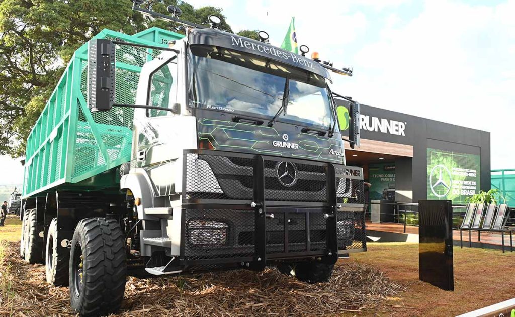 Así es el camión con ruedas gigantes que puede andar solo sin conductor