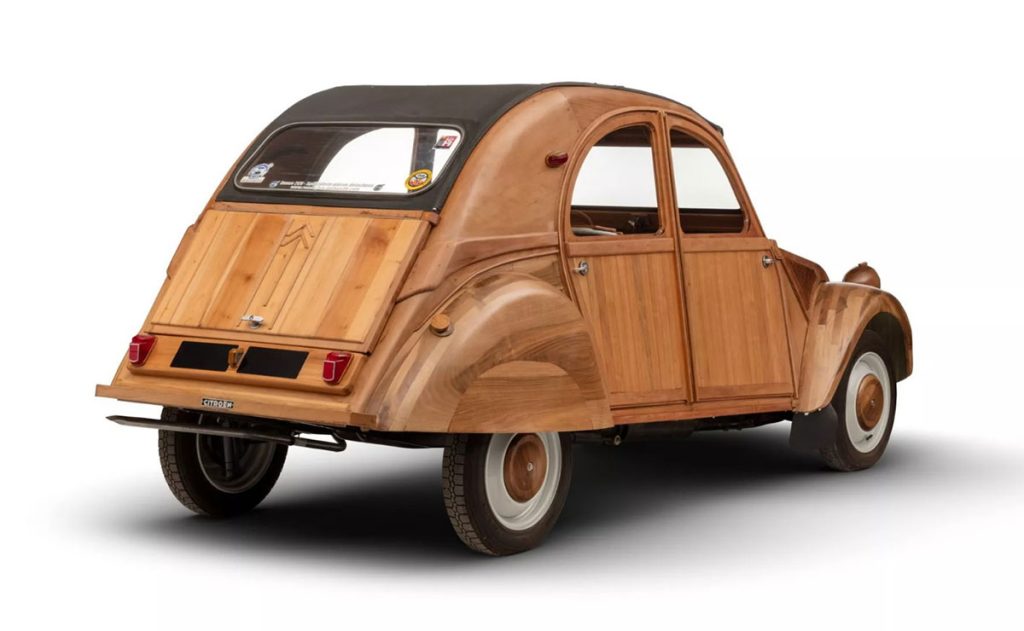 El curioso auto de madera que se vendió a 225.000 dólares
