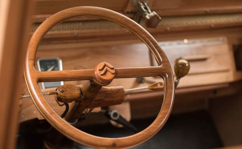 El curioso auto de madera que se vendió a 225.000 dólares