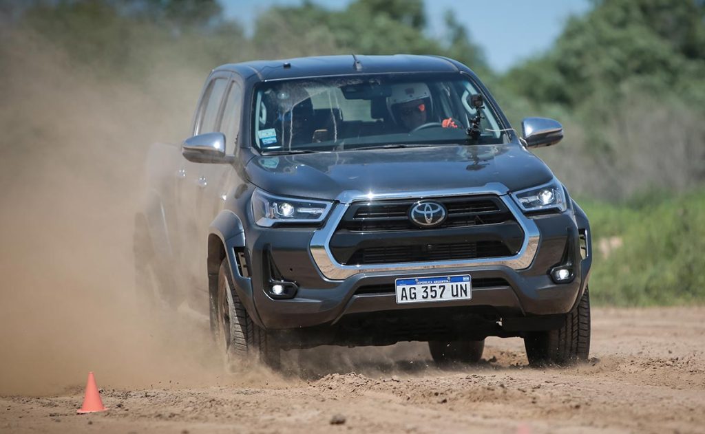 Toyota Hilux, así acelera y frena la pick up en caminos de tierra