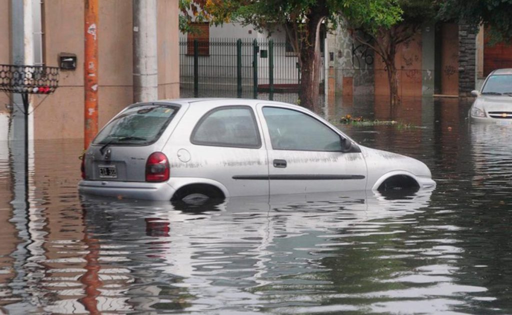 Qué hacer si se inundó tu auto y cómo prevenirlo