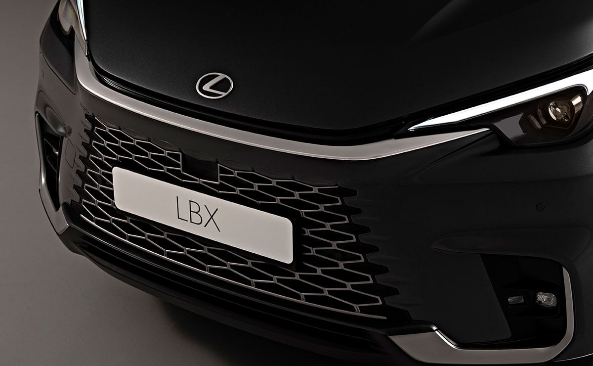 La marca de lujo de Toyota lanzó un nuevo SUV híbrido: cómo es y cuánto ...