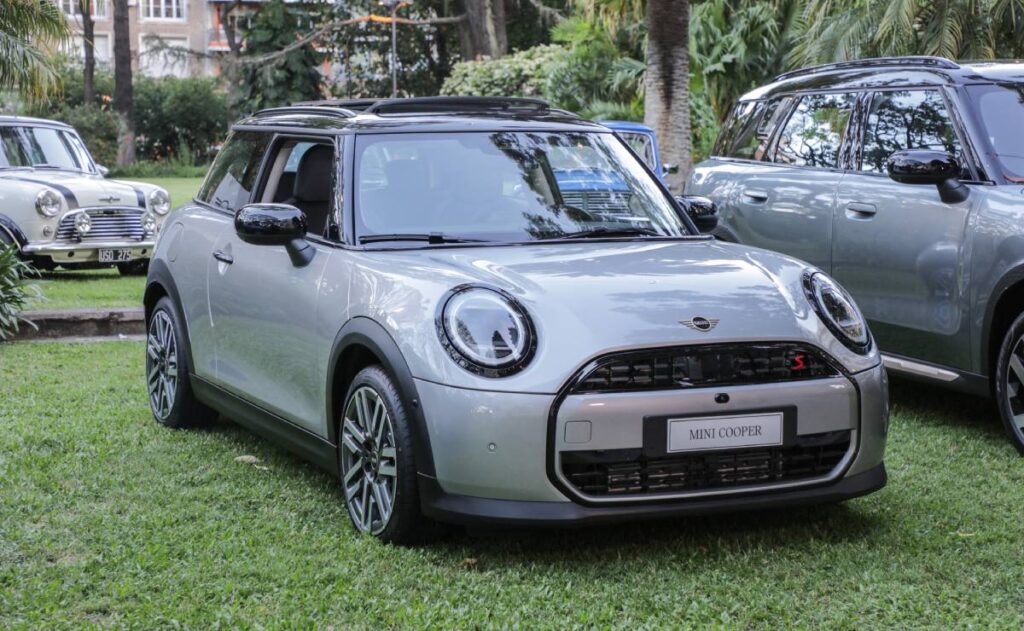 Mini presentó los nuevos Cooper de 3 y 5 puertas y Countryman