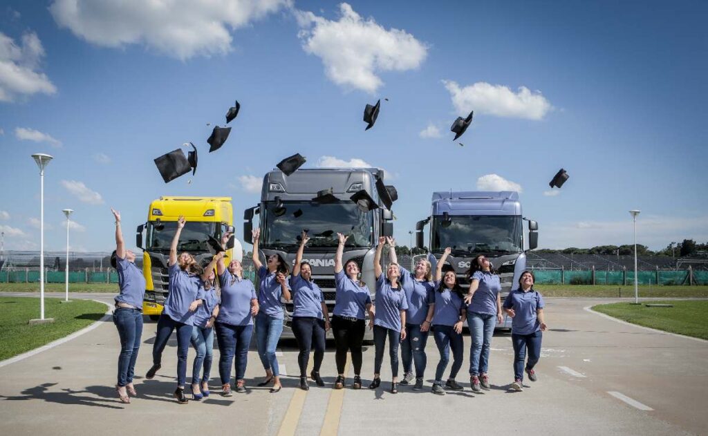 Scania abre la inscripción a la séptima edición de "Conductoras" en la ...