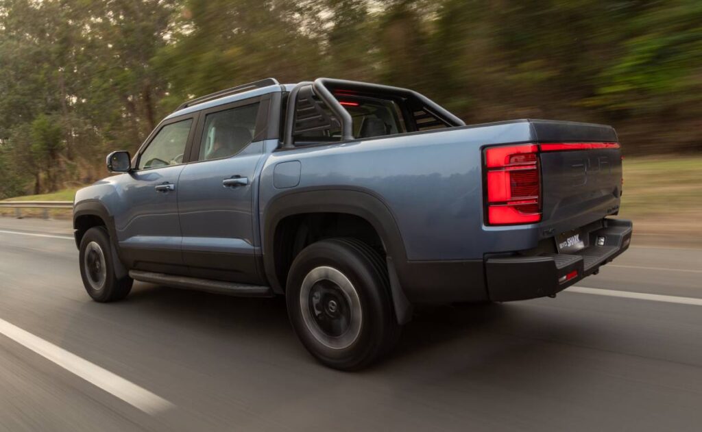 La pick up de 437 CV que bajó de precio para superar a Toyota Hilux ...